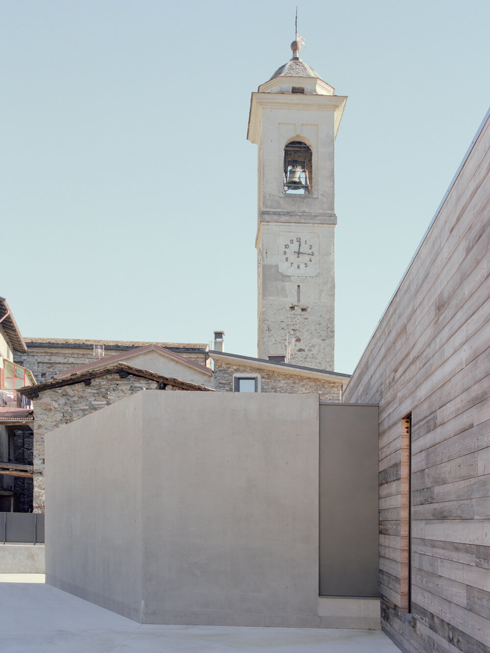 alfredo vanotti's B house embraces open courtyard οverlooking sassella ...