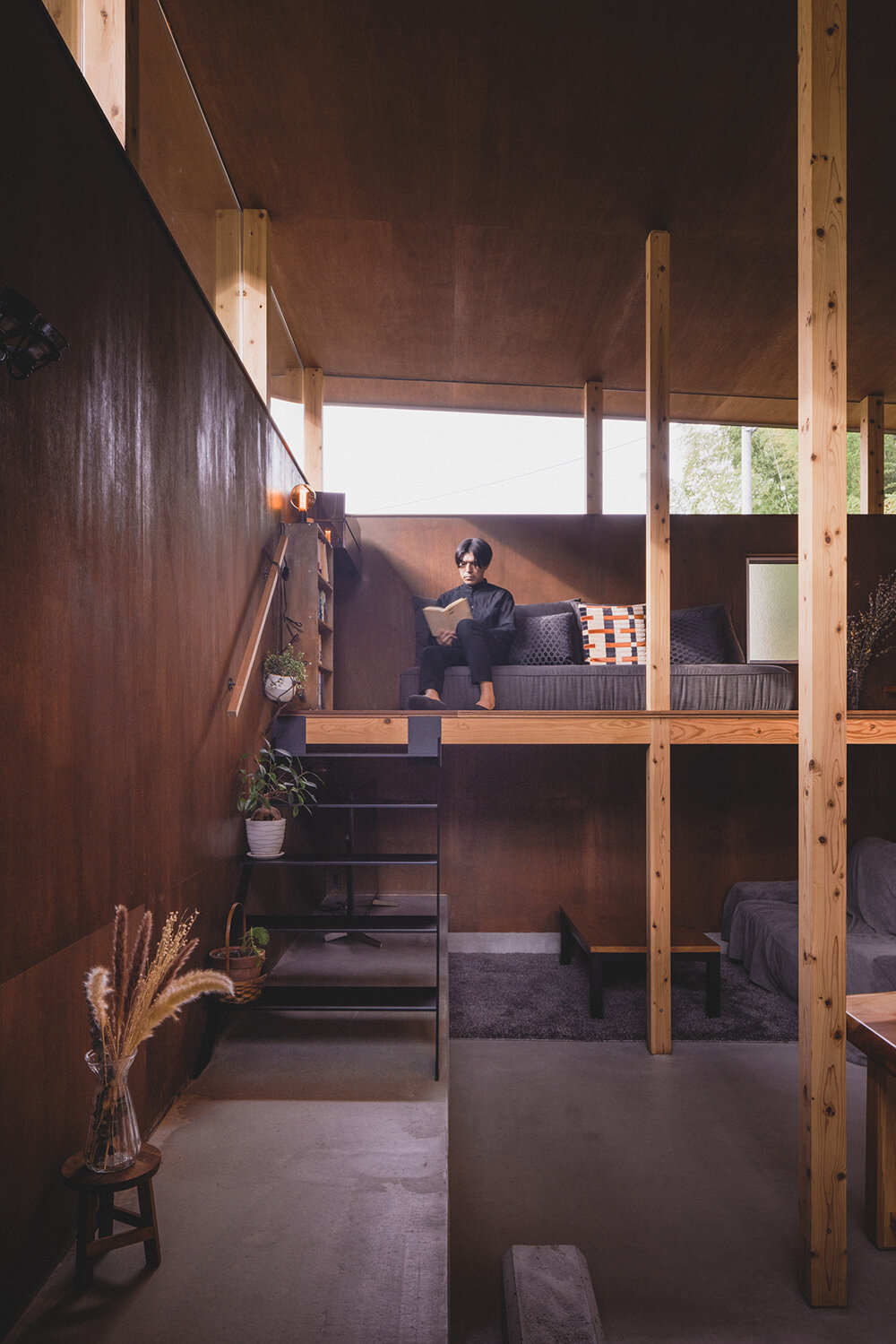 a forest of pillars brings depth to this japanese house by IG architects
