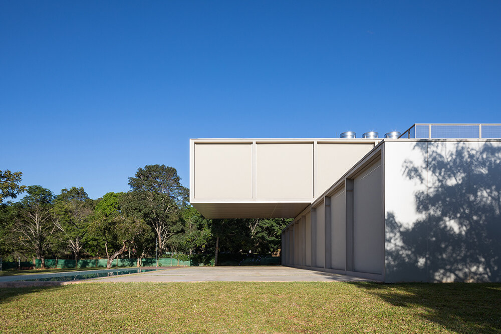 bloco arquitetos' 350 house rises as crosswise, sheer volumes in brazil