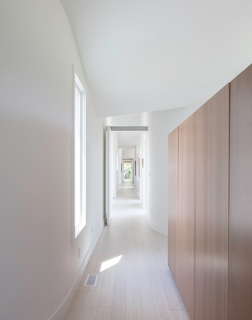 schaum/shieh's house in the US slides along natural contours to form ...