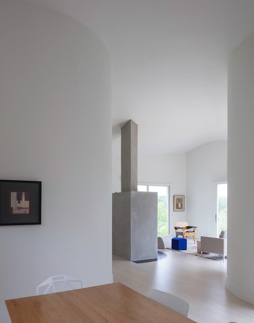 schaum/shieh's house in the US slides along natural contours to form ...