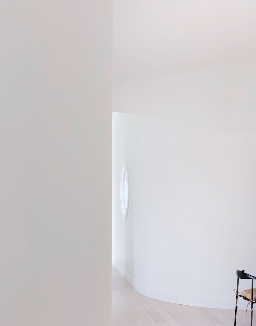 schaum/shieh's house in the US slides along natural contours to form ...