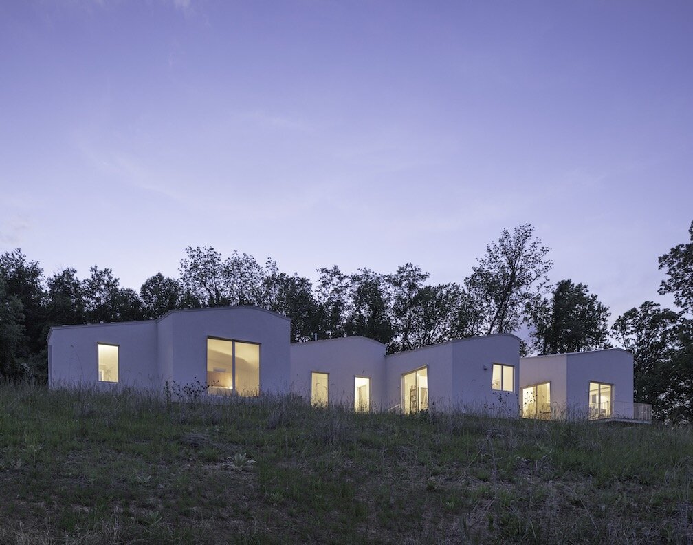 schaum/shieh's house in the US slides along natural contours to form ...