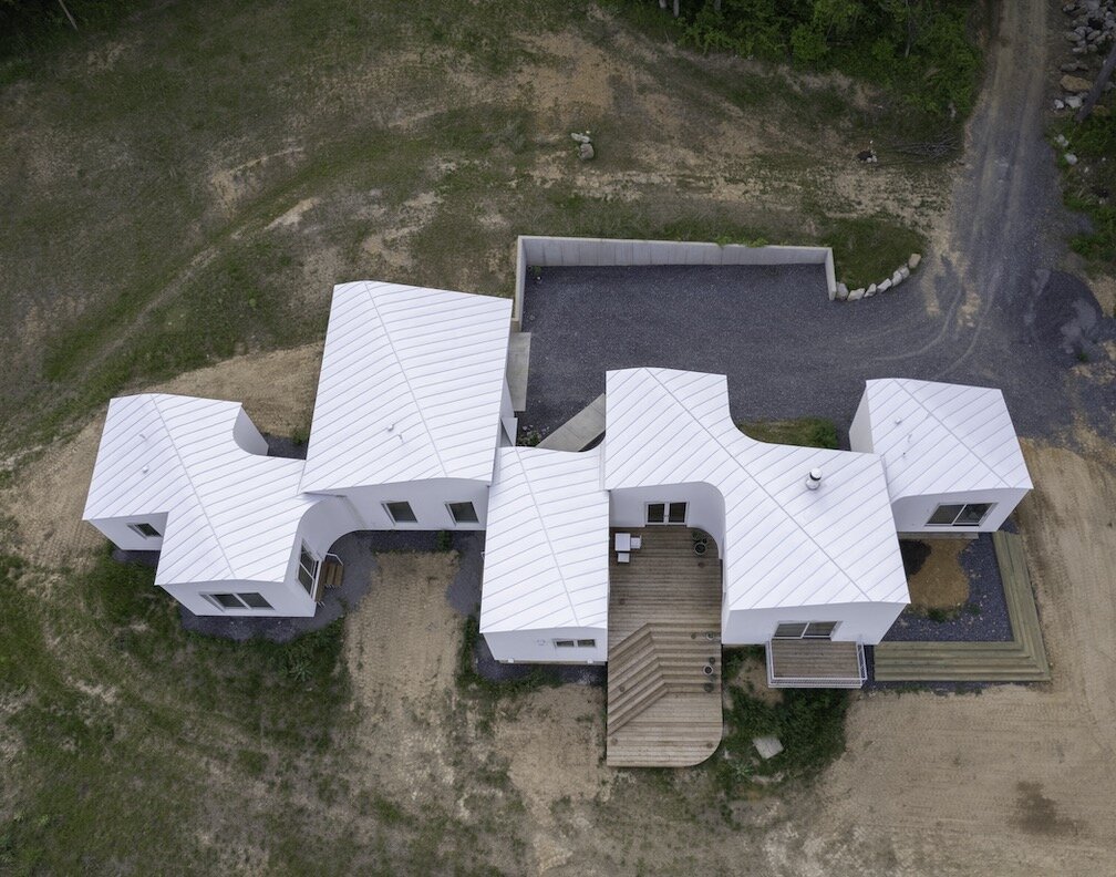 schaum/shieh's house in the US slides along natural contours to form ...