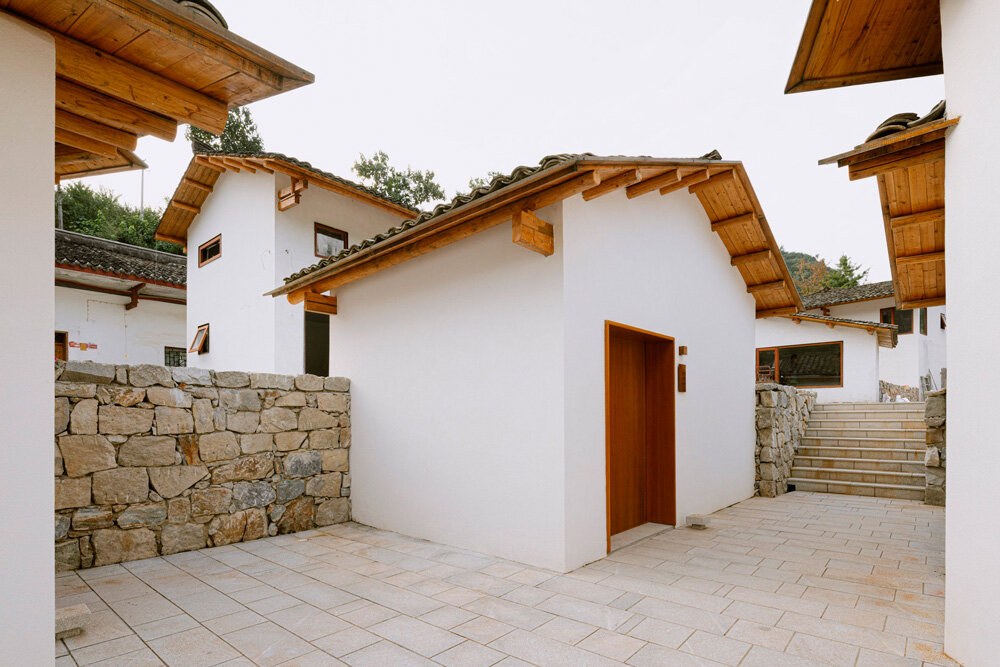 kooo architects embeds terraced pathways between hotel cottages in china