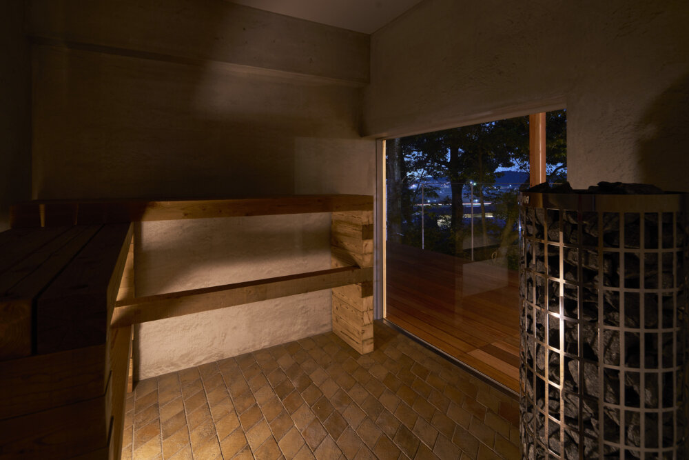 OHArchitecture embeds stepped camma villa and office onto sloping site ...