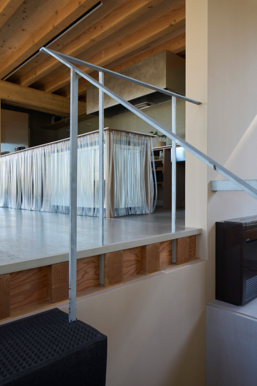 OHArchitecture embeds stepped camma villa and office onto sloping site ...