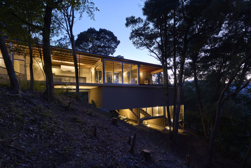 OHArchitecture embeds stepped camma villa and office onto sloping site ...