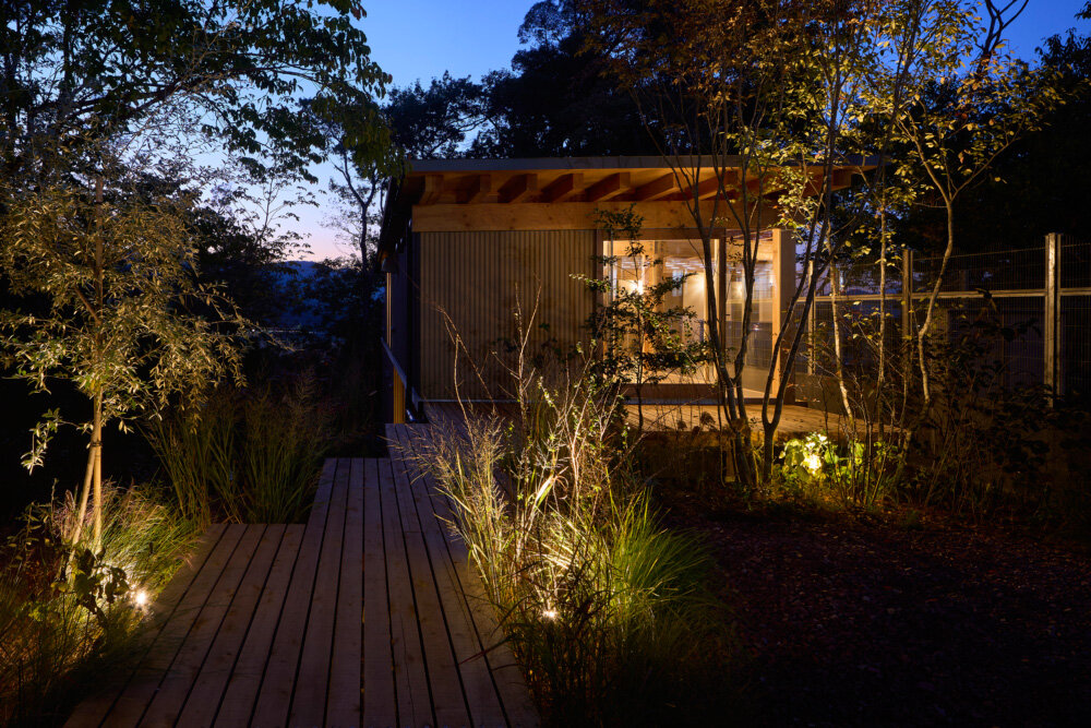 OHArchitecture embeds stepped camma villa and office onto sloping site ...