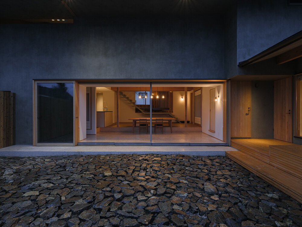 a viewing room protrudes from tetra works' rental villa in hiroshima