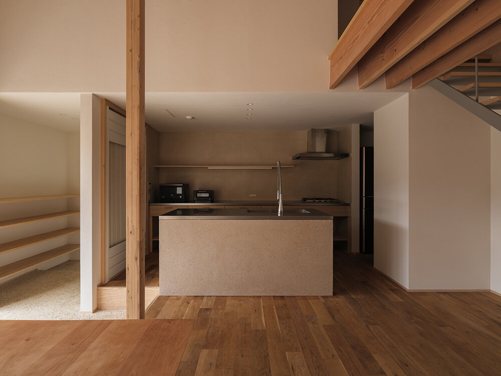 a viewing room protrudes from tetra works' rental villa in hiroshima