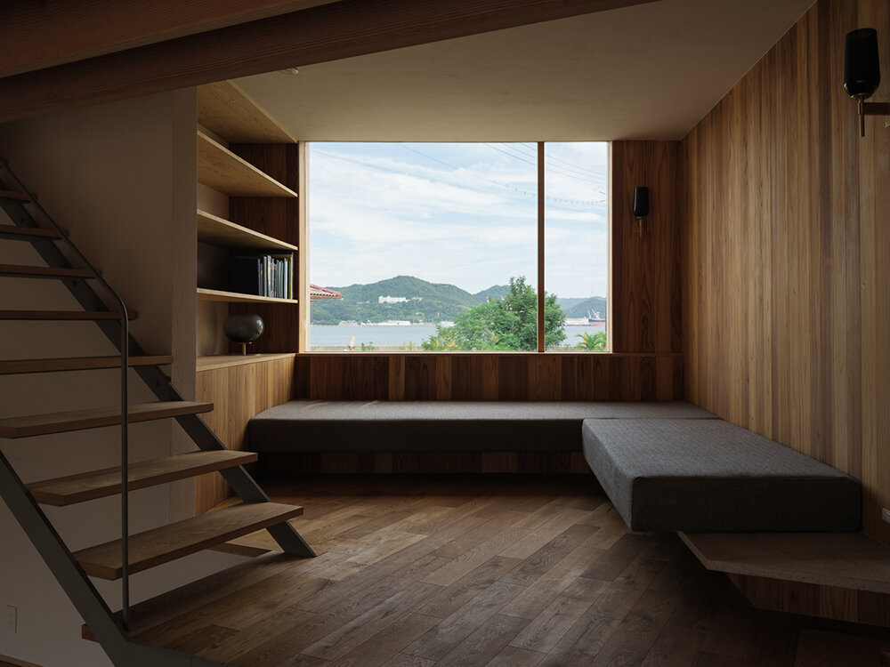 a viewing room protrudes from tetra works' rental villa in hiroshima