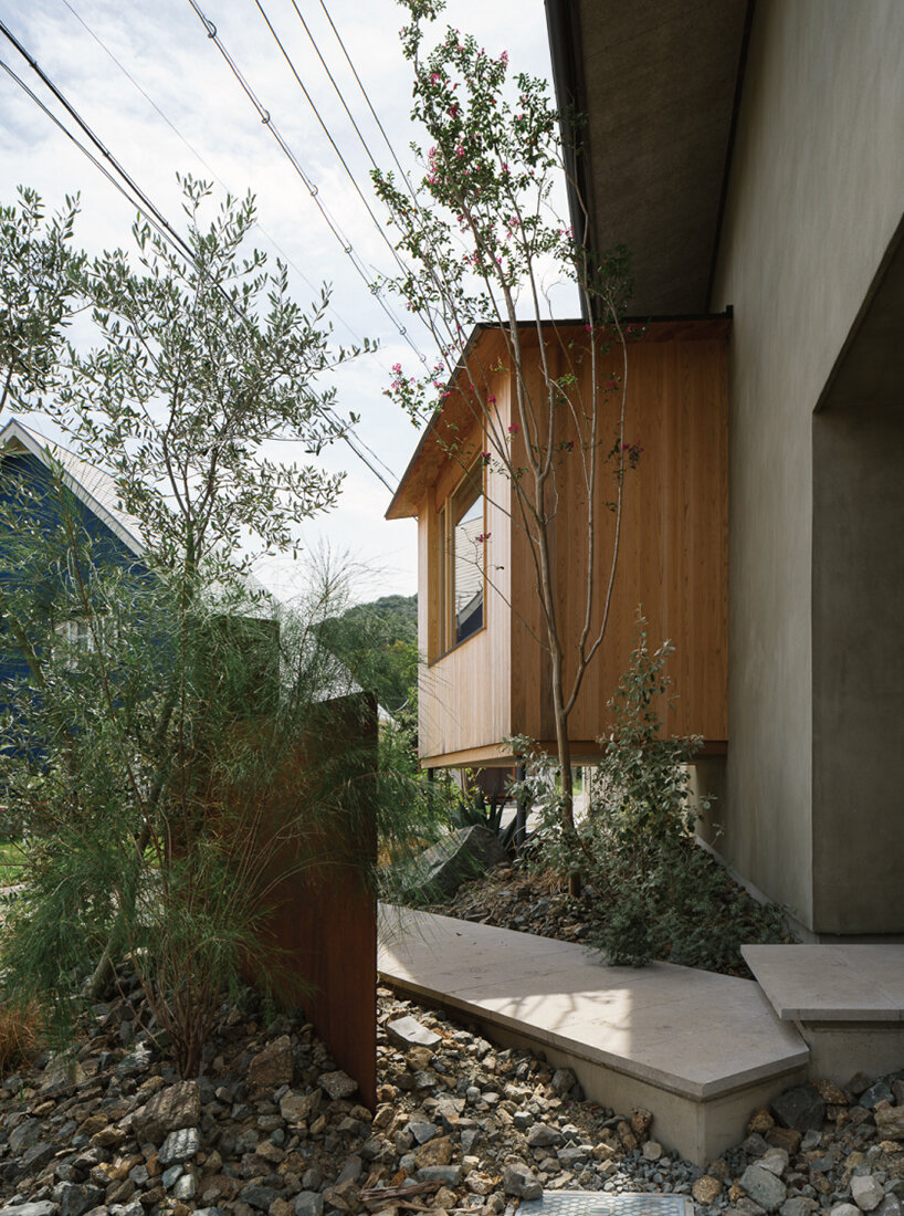 a viewing room protrudes from tetra works' rental villa in hiroshima