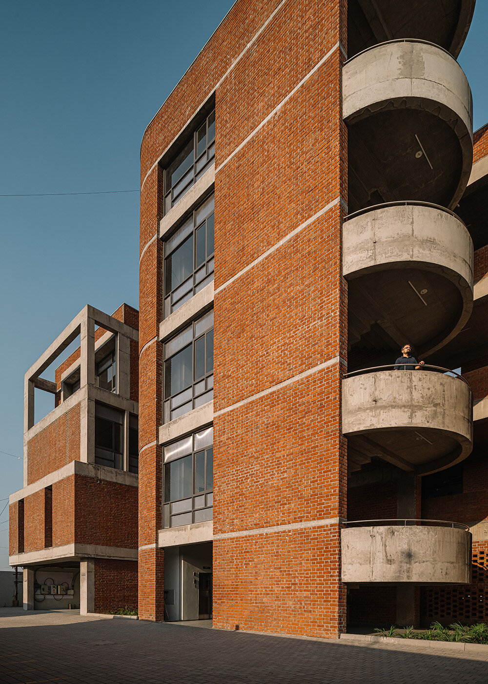 rigid and curved brick blocks collide at girl’s college & hostel in india