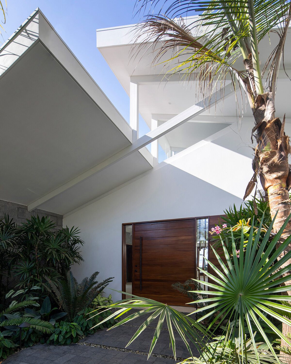 inverse project completes bioclimatic 'beach barn' in costa rica