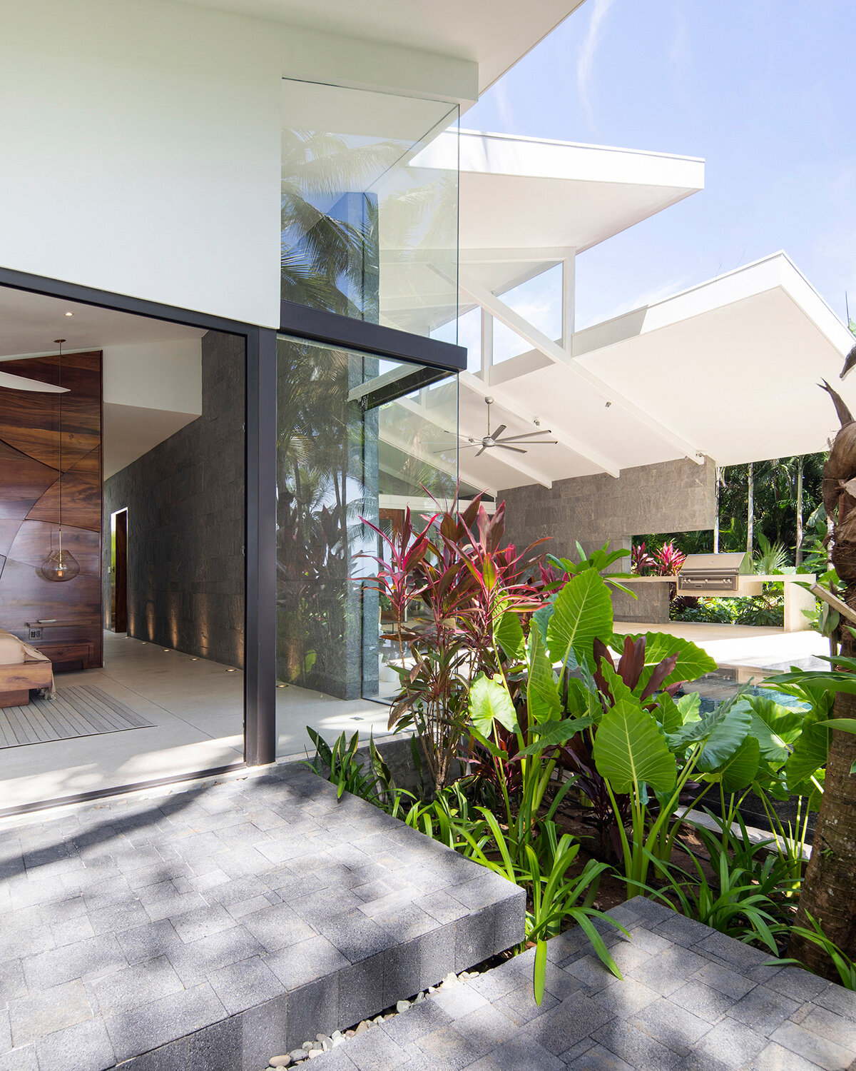 inverse project completes bioclimatic 'beach barn' in costa rica
