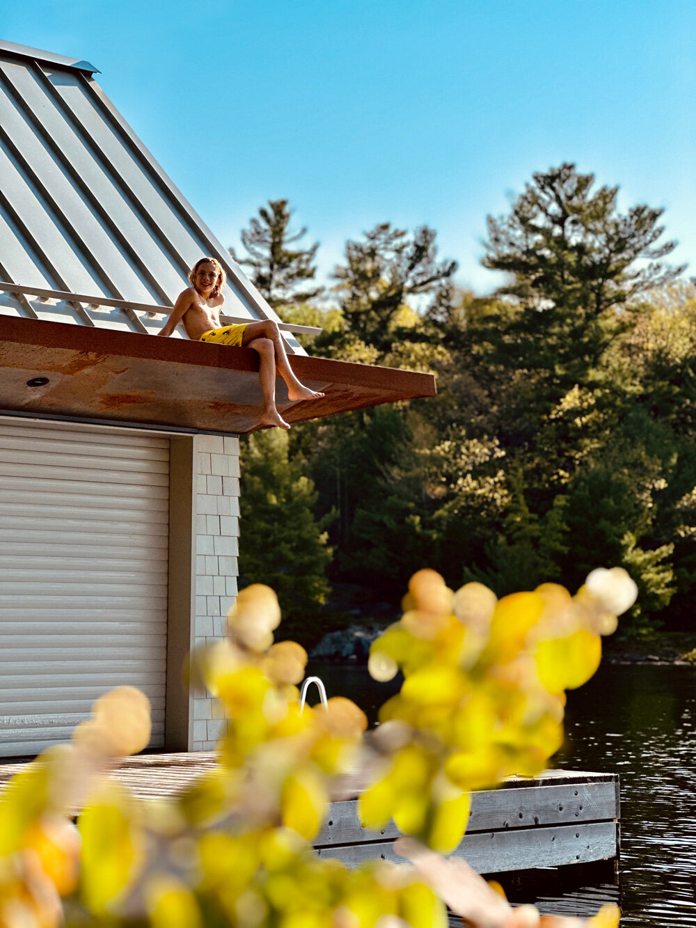 undulating shoreline envelops six mile lake cottage by BLDG workshop