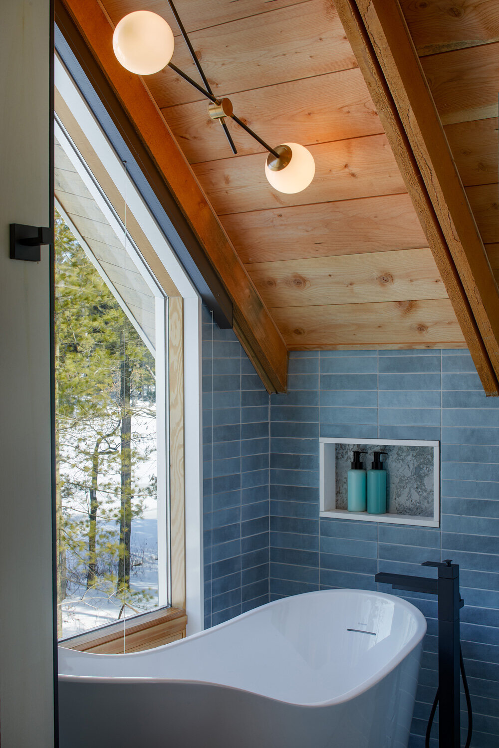 undulating shoreline envelops six mile lake cottage by BLDG workshop