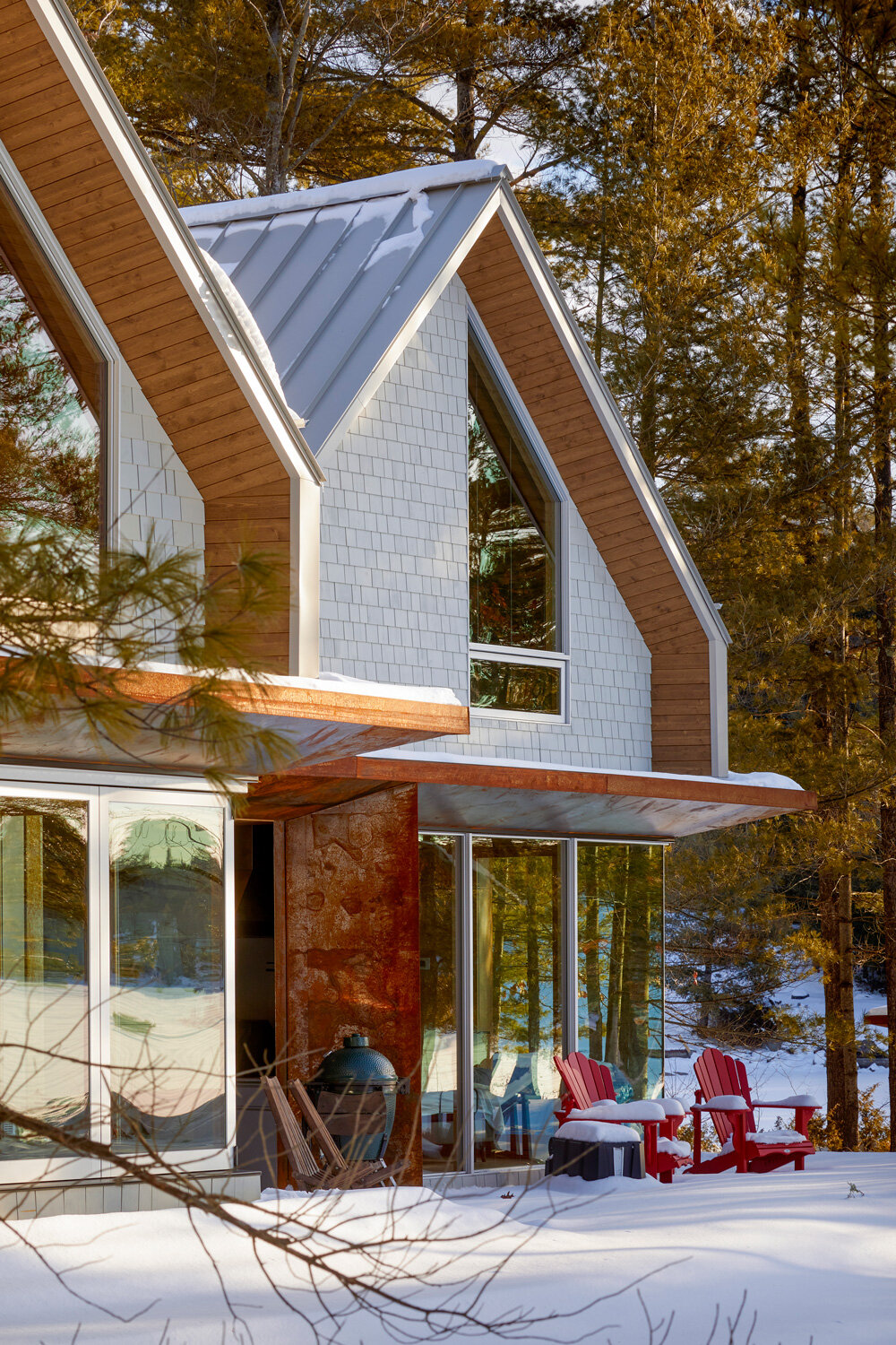 undulating shoreline envelops six mile lake cottage by BLDG workshop