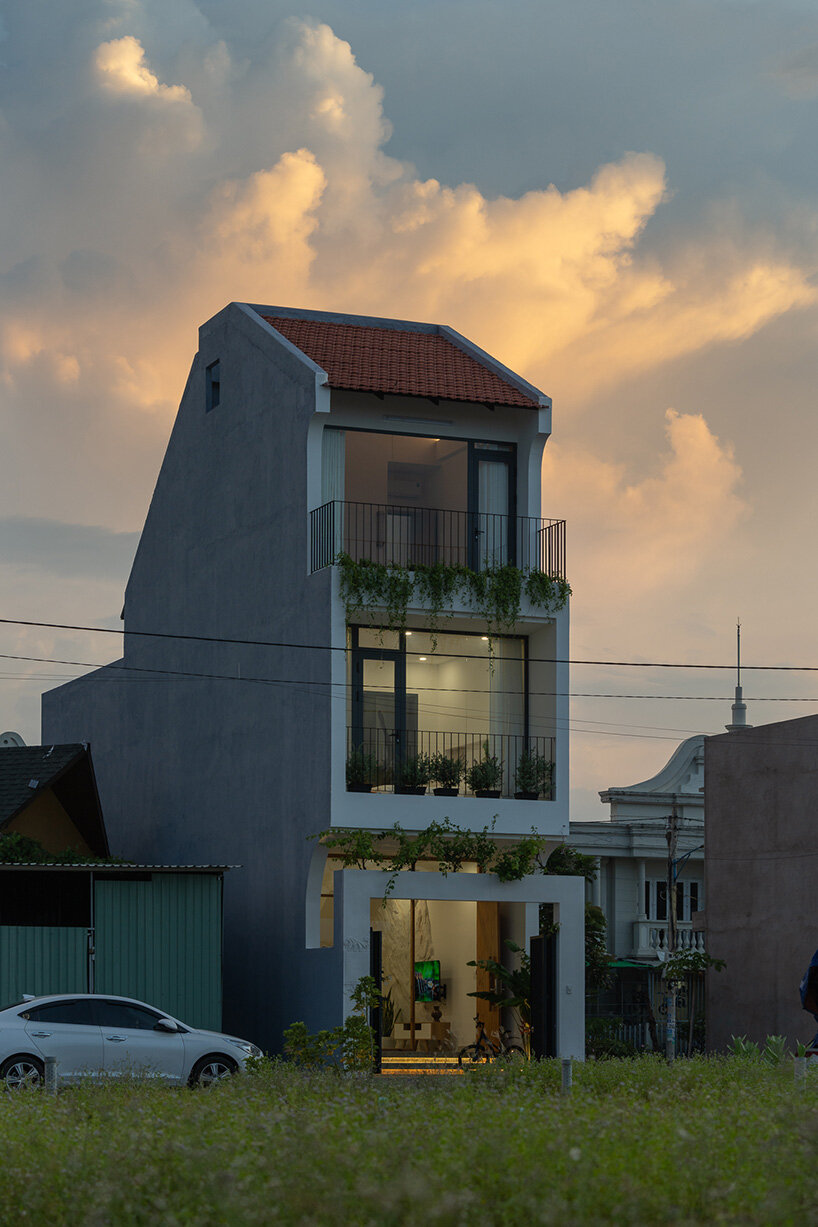 dual facades and central skylight illuminate dat tran's residence in western vietnam