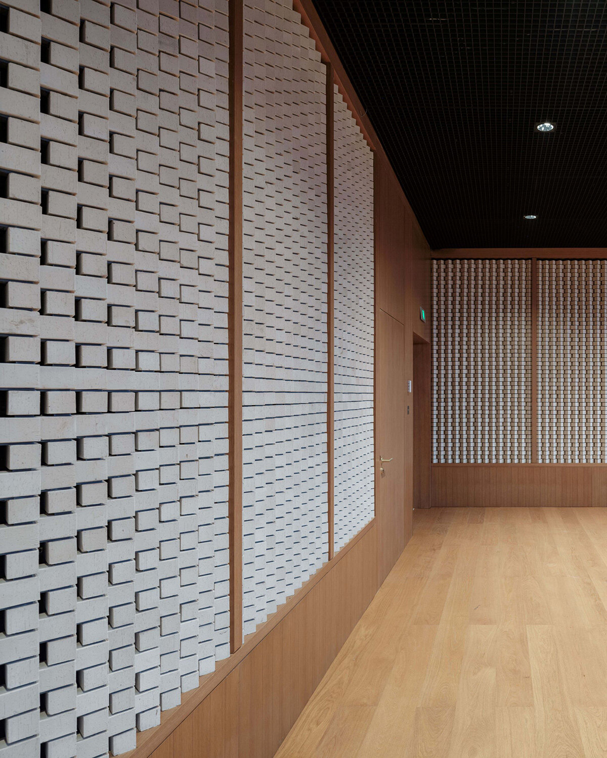 neri&hu mimics classical arena with arcaded theater in shanghai