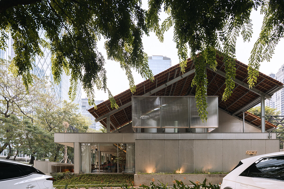 platform architects' titik temu café is a 'tropical house' in jakarta