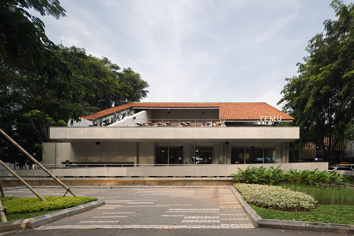 platform architects' titik temu café is a 'tropical house' in jakarta